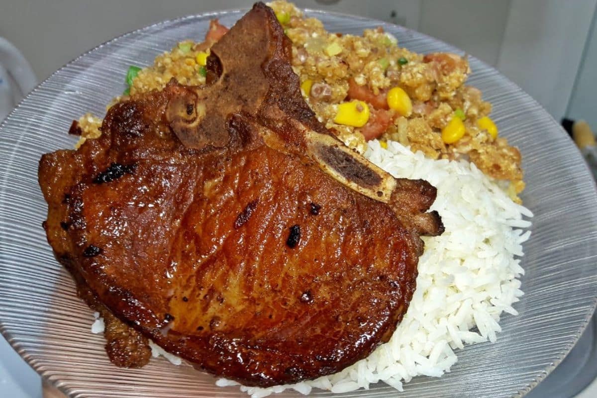 Aprenda a fazer uma bisteca de porco bem temperada e super suculenta