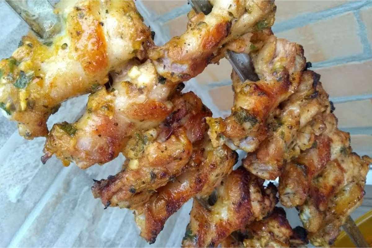 Tempero especial para frango assado que vai mudar seu churrasco de domingo