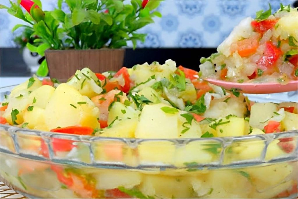 Salada de batata super leve e saborosa combina com qualquer dia da semana