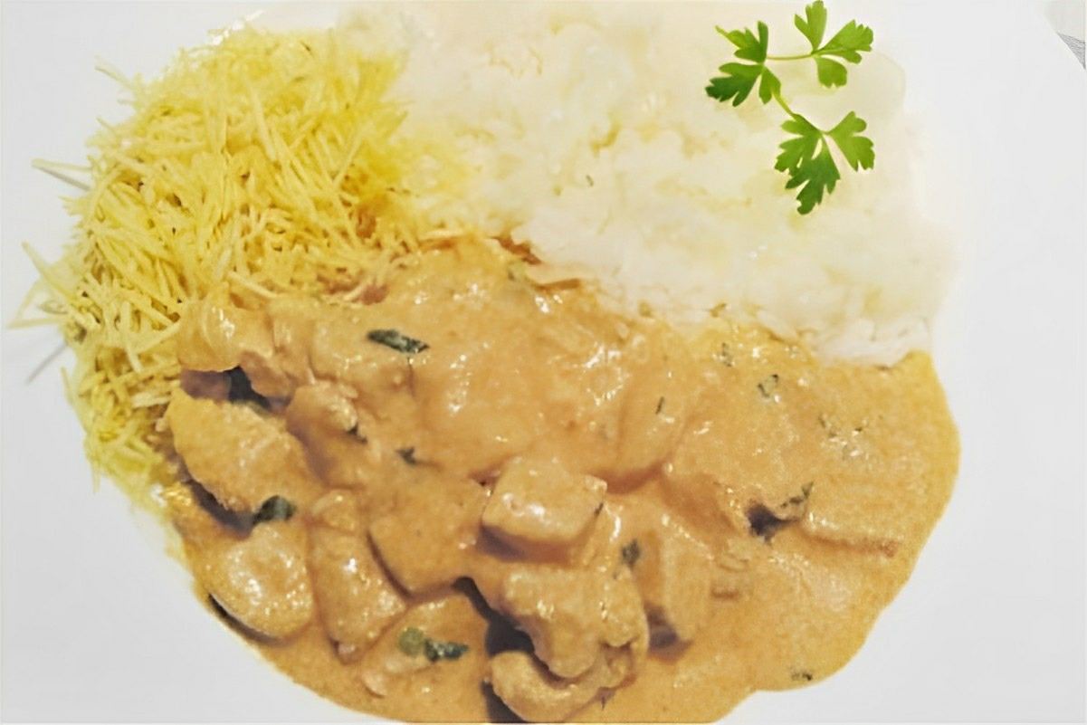 Strogonoff de frango com arroz branco e batata palha uma combinação ...