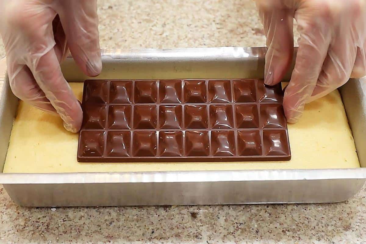 Bolo recheado simples e fácil de fazer que pega todo mundo de surpresa