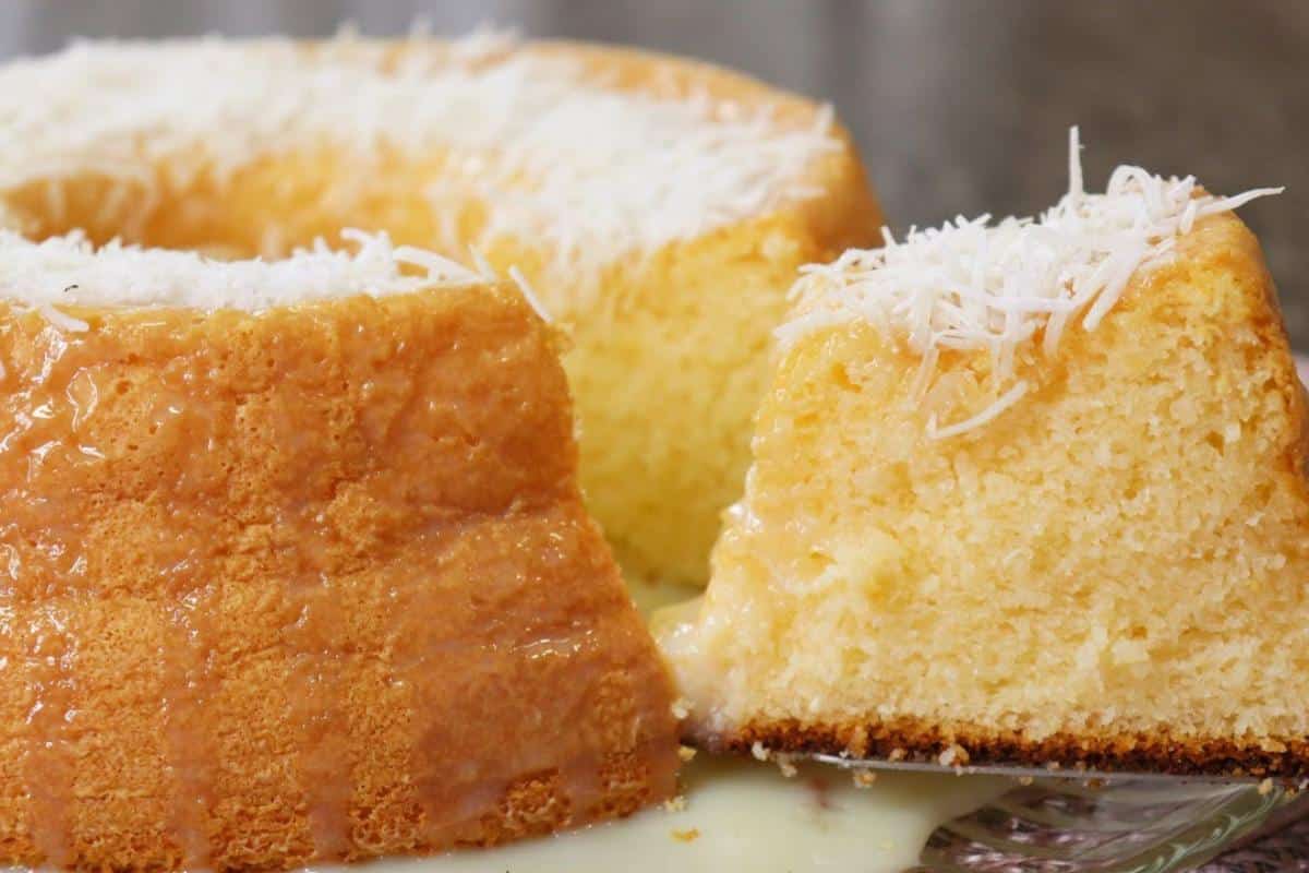 Bolo moça de coco sem farinha de trigo perfeito para o café da tarde