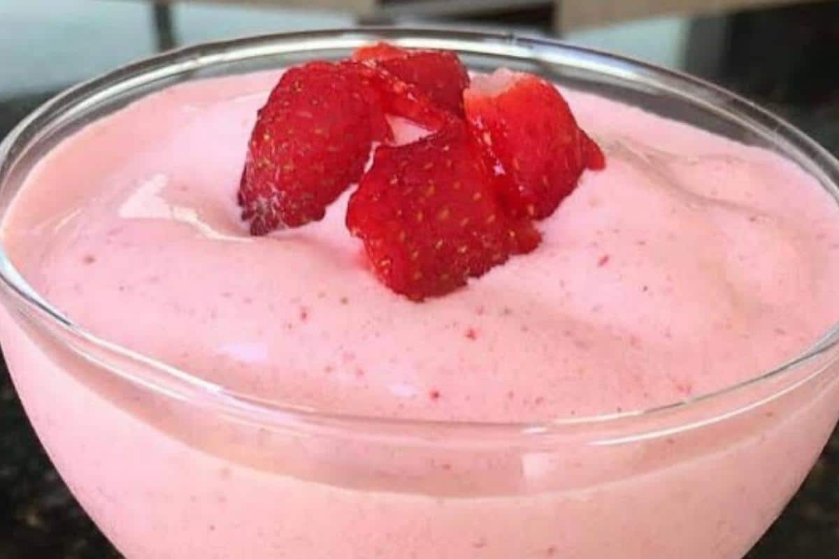 Mousse de morango super cremosão com 4 ingredientes que você compra ...