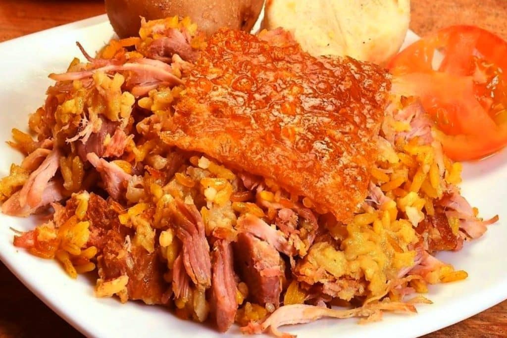 Não faça mais frango assado na sua casa, aprenda a fazer lechona ...