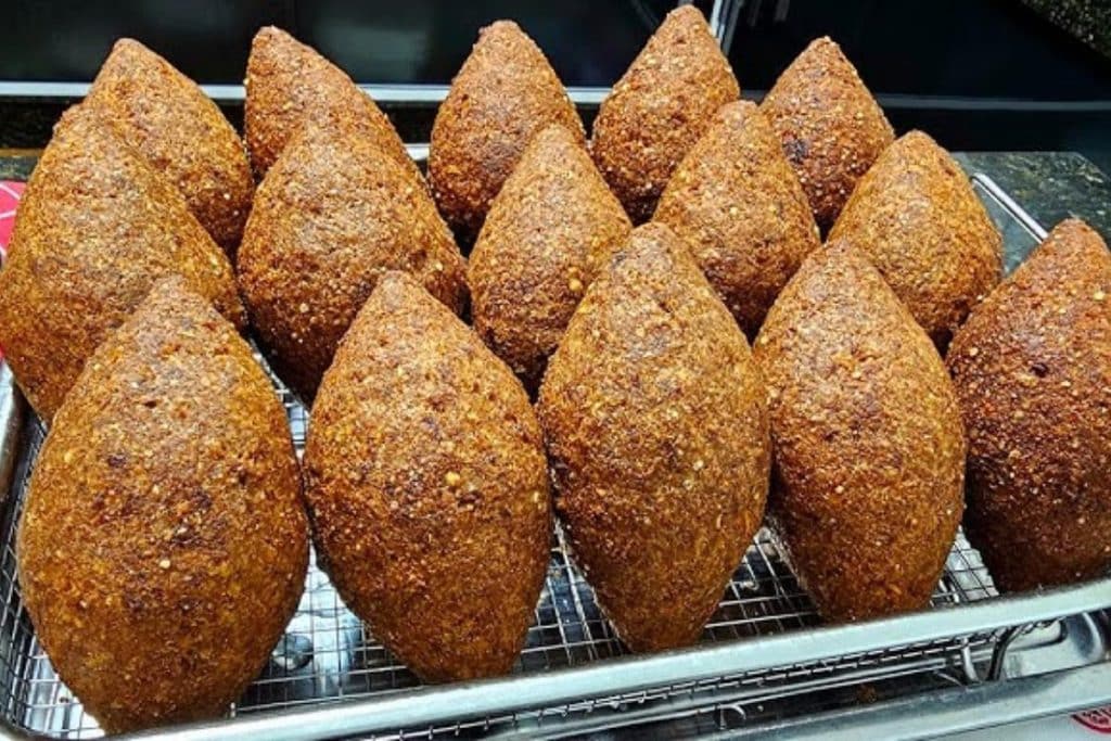 Veja como fazer quibe de liquidificador que é só bater a massa, enrolar ...