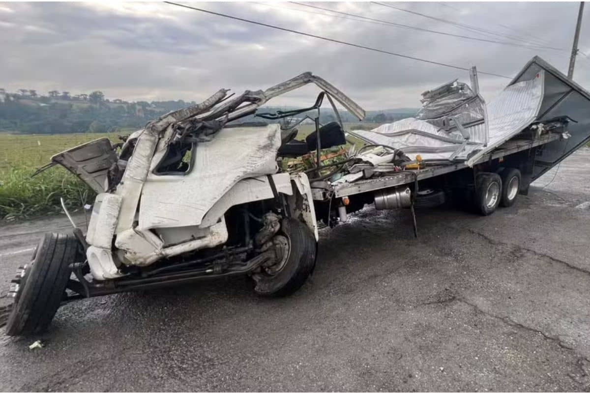 Acidente entre carretas causa a morte de 3 pessoas entre Piedade e Votorantim na SP-79