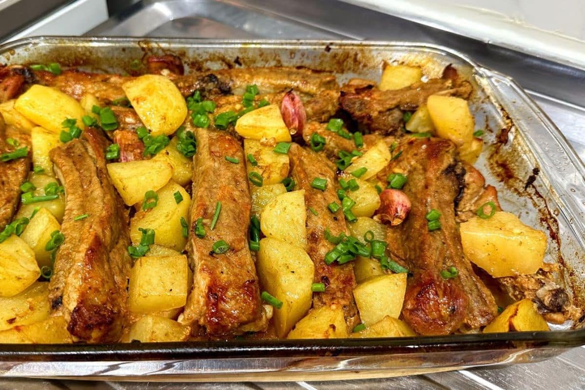 Costelinha assada com batatas, receita que impressiona pela simplicidade e sabor