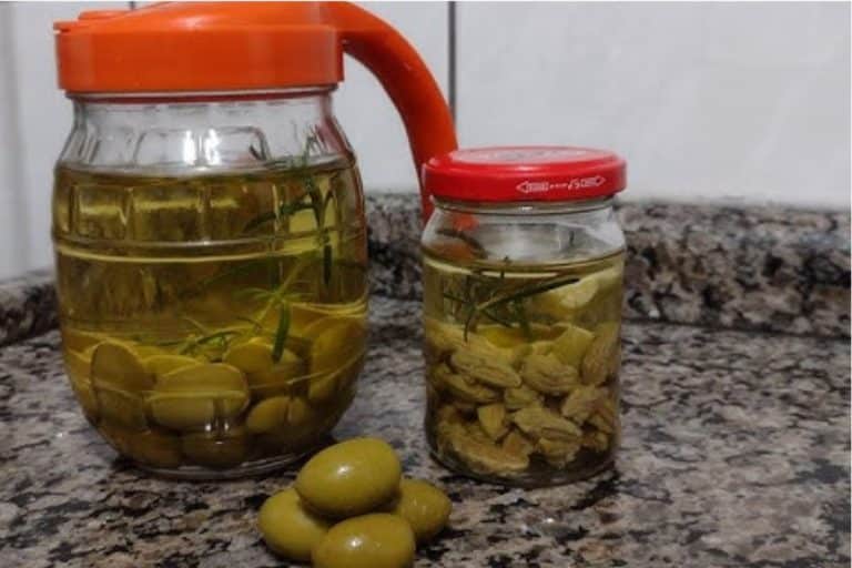 Como fazer azeite caseiro com azeitonas e ervas, fácil e muito aromático