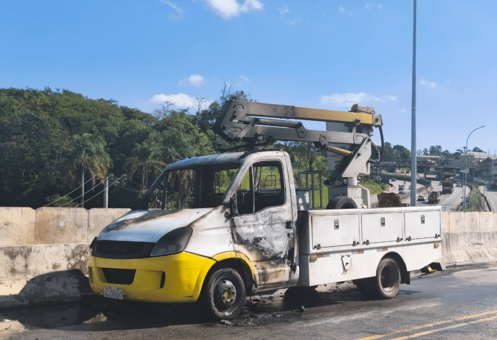 Incêndio destrói utilitário e interdita viaduto sobre a Raposo Tavares ...