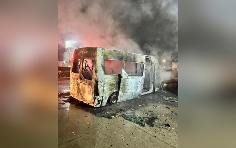 Van de transporte de pacientes pega fogo na raposo tavares; todos ...