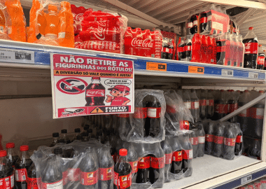 Consumidores estão arrancando rótulos de garrafas de Coca-Cola em ...